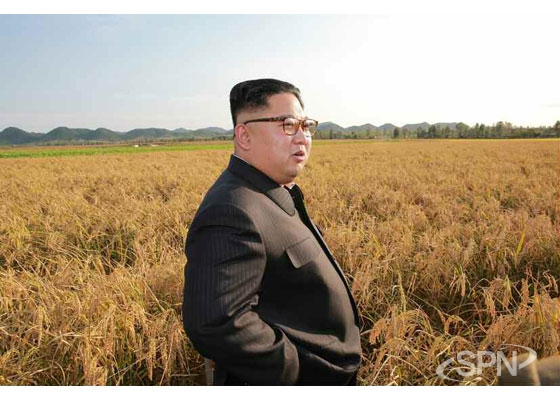 김정은 위원장 군부대 농장 현지지도 (4)
