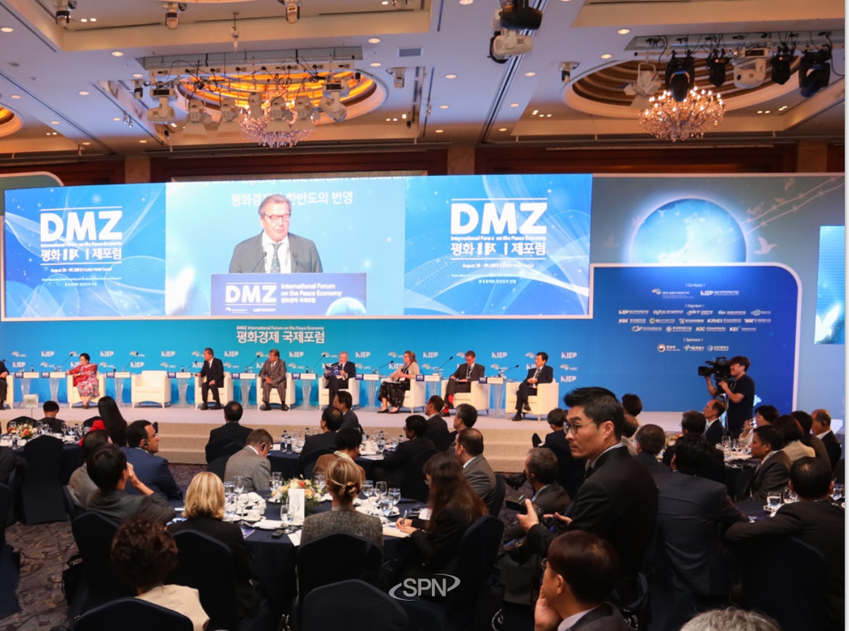 KIEP-경제·인문사회연구회, 'DMZ 평화경제 국제포럼’...슈뢰더 前독일총리 "北, 도발 멈추고 협상으로 나오길"