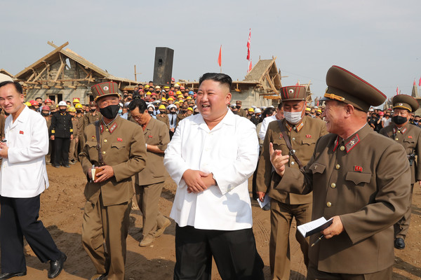 北 김정은, 황해북도 은파군 피해복구 현장 한달만에 다시 시찰...농작물 피해 최소화 하라"(종합)