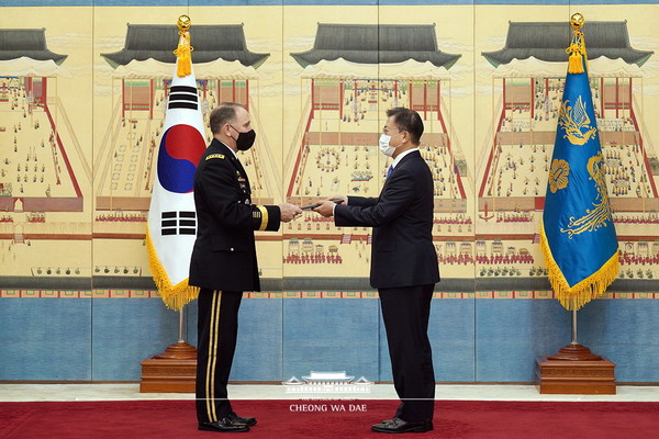 문 대통령, 에이브럼스 주한미군 사령관에 훈장 수여