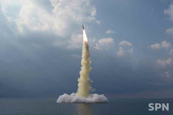 [포토뉴스] 북한 신형 SLBM 발사 장면