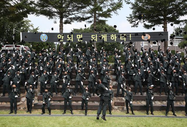 육군 부사관 652명 임관...특전부사관 육군참모총장상 여군 박미래 하사