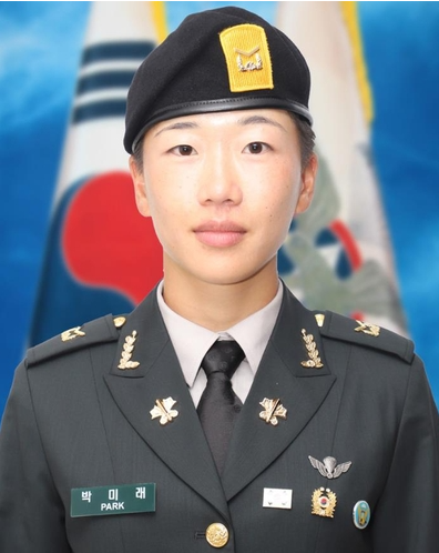 육군 부사관 652명 임관...특전부사관 육군참모총장상 여군 박미래 하사