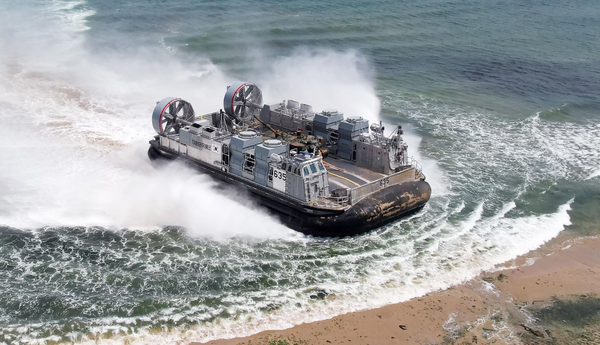 방사청, 고속상륙정 '솔개' 2척 해군에 인도