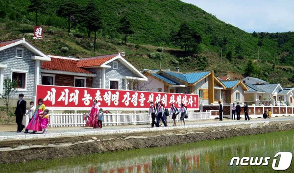 [노동신문 돋보기] 북한 전 지역 농촌마을의 문명화가 주는 함의