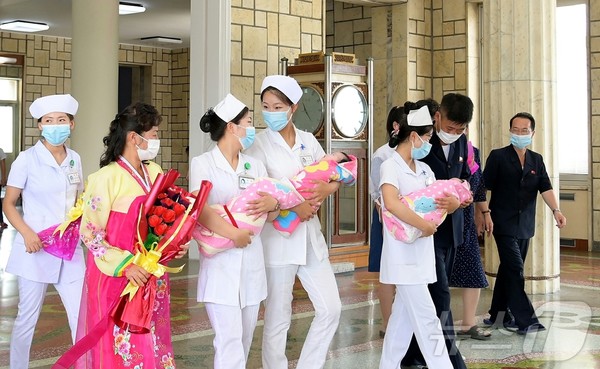 북 평양산원, 546번째 출생한 세쌍둥이 퇴원
